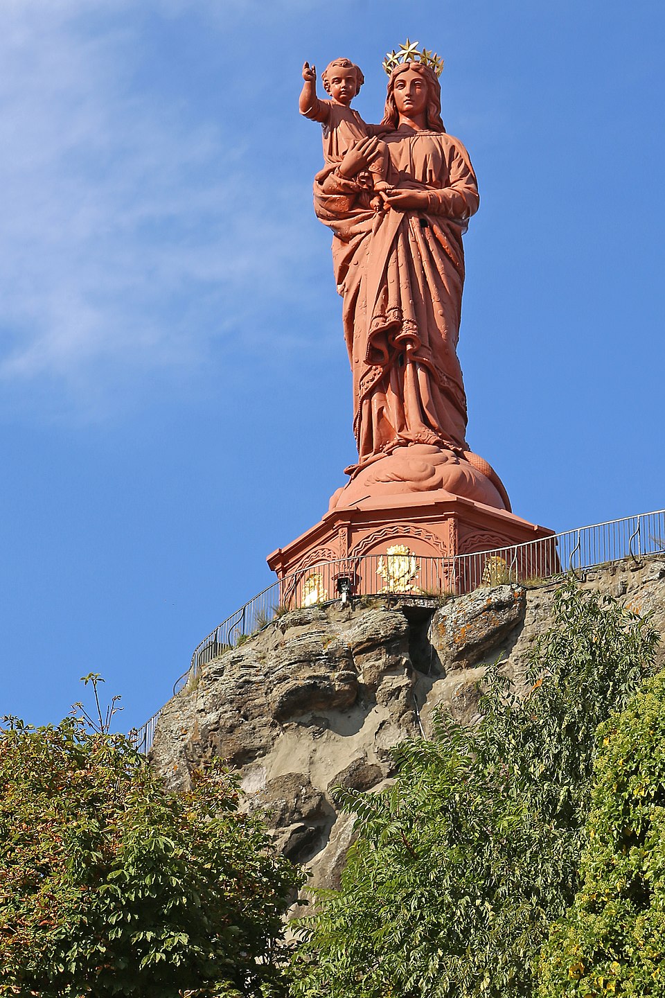 La statue de Notre-Dame de France et la statue de la Liberté à New York ...